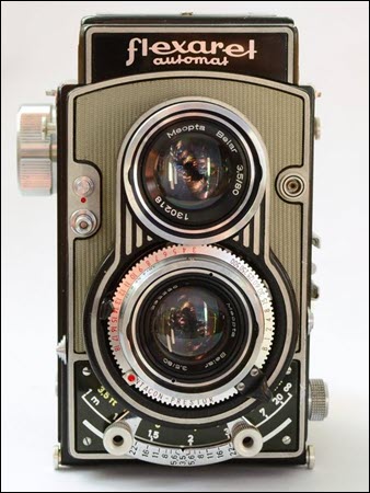 Discover the Czech Flexaret VII: A Sturdy & Versatile Twin-Lens Camera